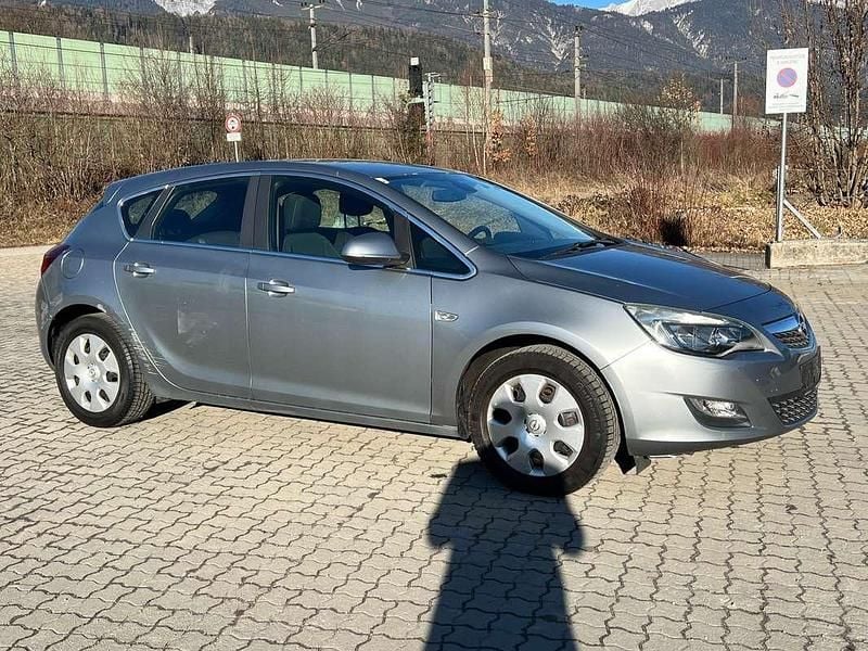 Gebraucht 2010 Opel Astra 95 PS Limousine – 6068 Mils, AT (Händler) – € ...