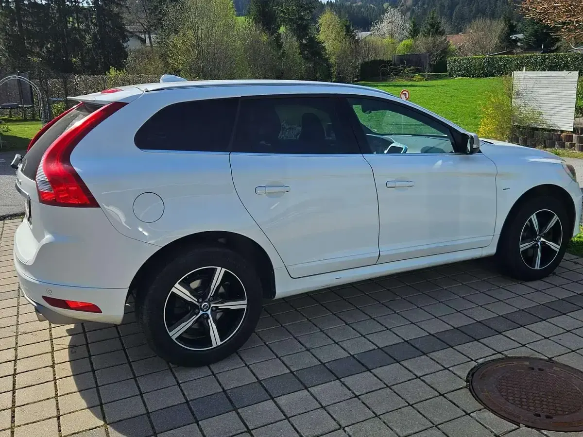 Gebraucht Volvo XC60 R-Design Momentum 190 PS (2016) in Möggers, AT - € ...