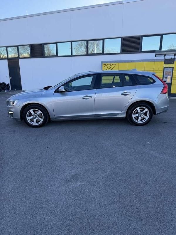 Gebraucht 2014 Volvo V60 Momentum 114 PS Kombi – 1190 Wien (Händler ...