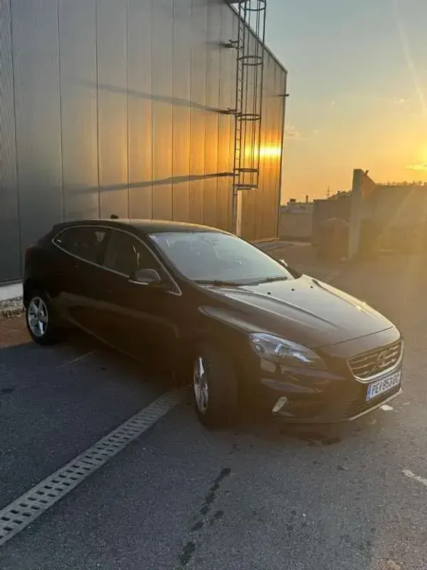 Gebraucht Volvo V40 R-Design Momentum 118 PS (2015) in Mauthausen - € 9 ...