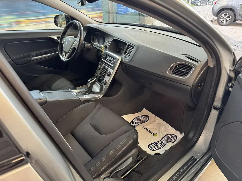 Gebraucht Volvo V60 Kinetic 150 PS (2017) in Tirol - € 15.999 | AutoUncle