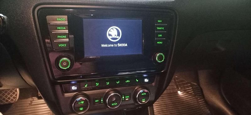 Gebraucht 2014 Skoda Octavia Ambition 105 PS Kombi – 6020 Innsbruck ...