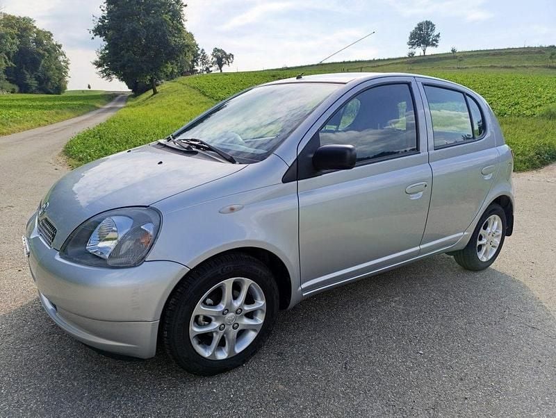 Elegantes Toyota Yaris 2000 Bilder