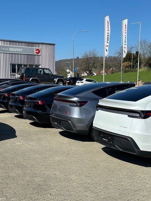 Verkauft Tesla Model Y Juniper Long Ra., gebraucht 2025, 22 km in Safenwil