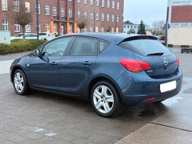 Gebraucht 2011 Opel Astra Design Edition 101 PS Limousine – 24103 Kiel ...