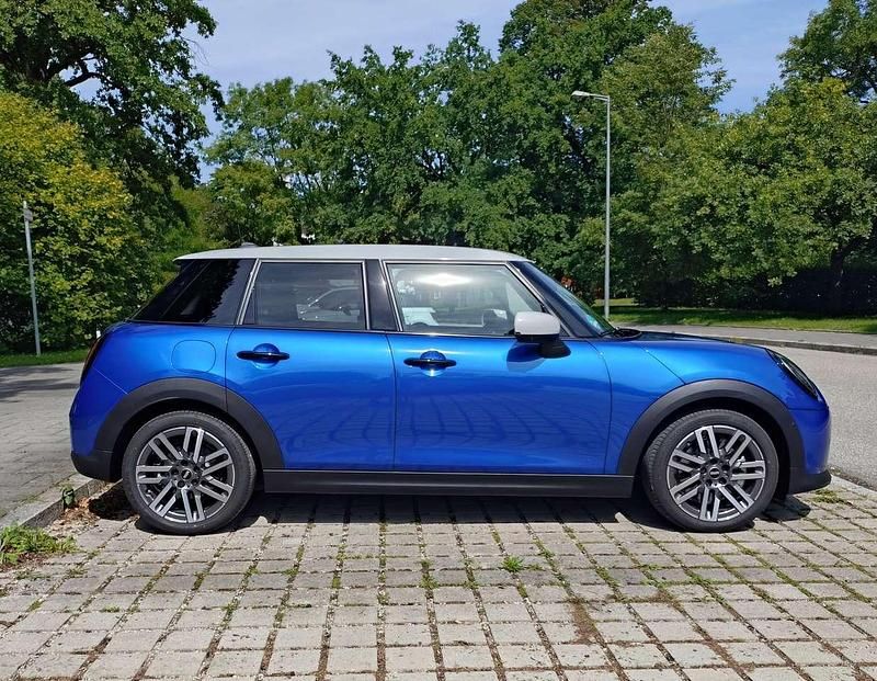 Gebraucht 2025 Mini Cooper Classic 156 PS Kleinwagen – 81541 München ...