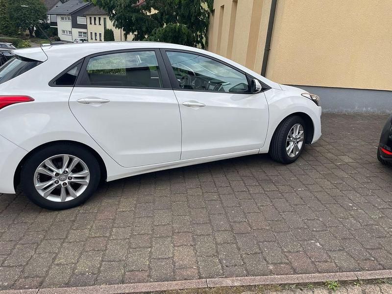 Gebraucht 2015 Hyundai i30 Edition 110 PS Limousine – Saarland (Privat ...