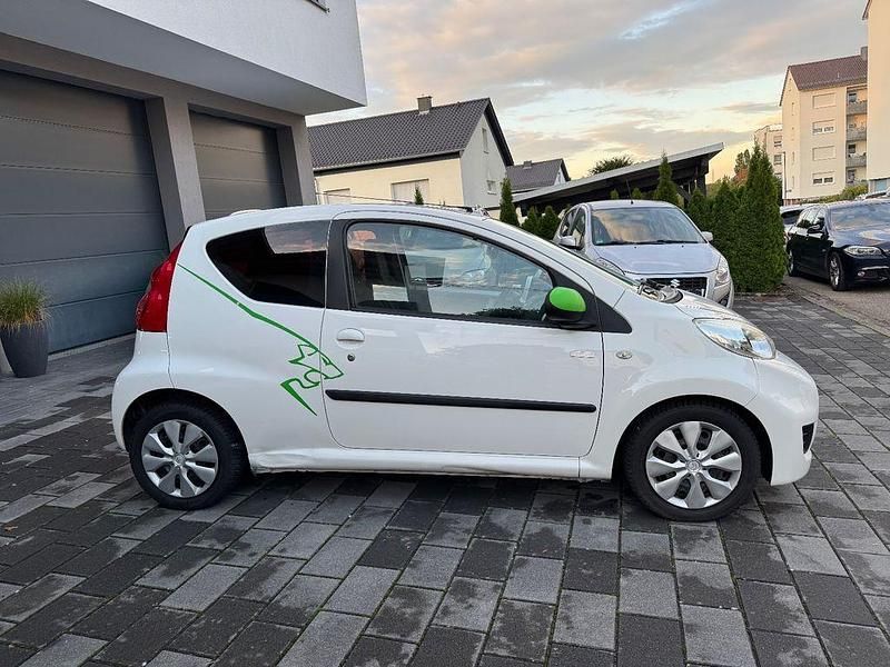Gebraucht 2011 Peugeot 107 68 PS Kleinwagen – 88400 Baden-Württemberg ...