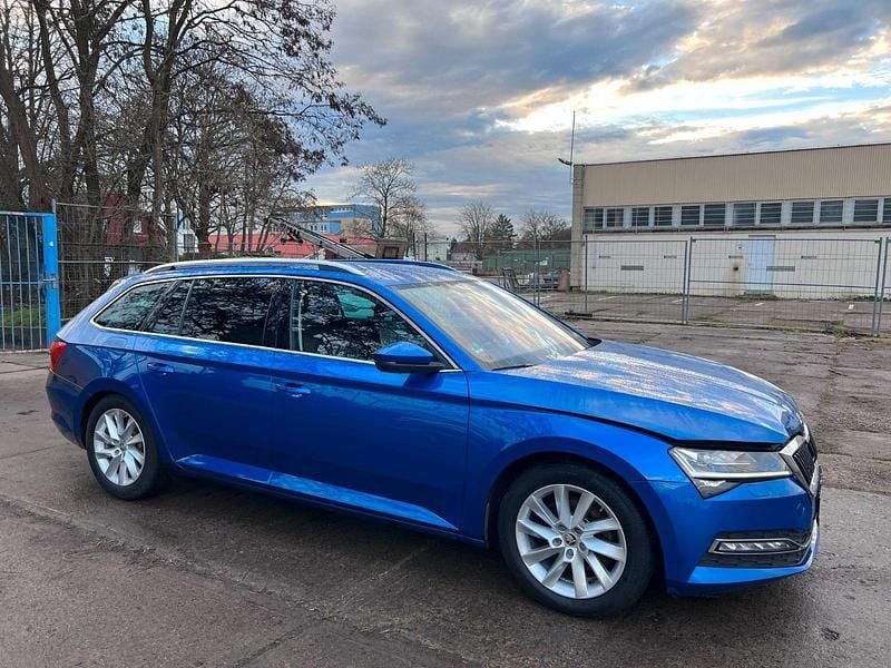 Gebraucht 2023 Skoda Superb Premium Edition 150 PS Kombi – 16321 ...