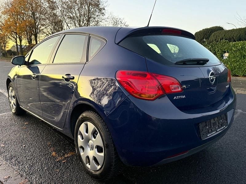 Gebraucht 2012 Opel Astra Design Edition 87 PS Kleinwagen – 47608 ...