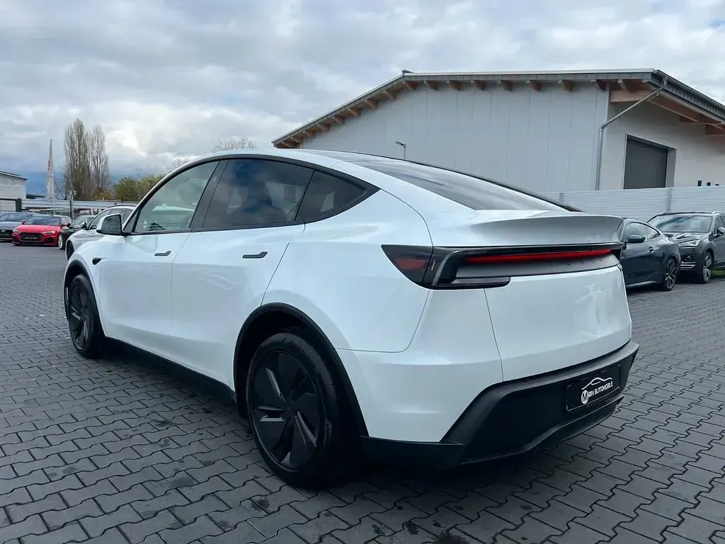 Gebraucht Tesla Model Y Standard Range 299 PS (2025) - 48.890 € | AutoUncle