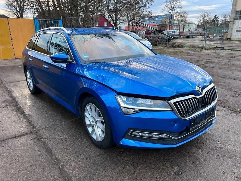 Gebraucht 2023 Skoda Superb Premium Edition 150 PS Kombi – 16321 ...