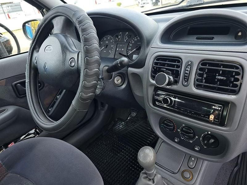 Gebraucht 2001 Renault Clio II Basis 58 PS Limousine – Nordrhein ...