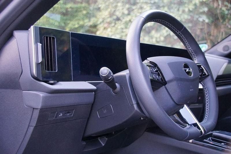 Gebraucht 2024 Opel Astra Ultimate 131 PS Kombi – 40764 Nordrhein ...