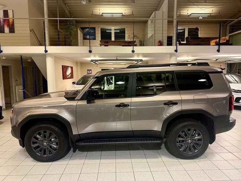 Neu 2025 Toyota Land Cruiser Lounge 205 PS SUV – 85586 Poing bei ...