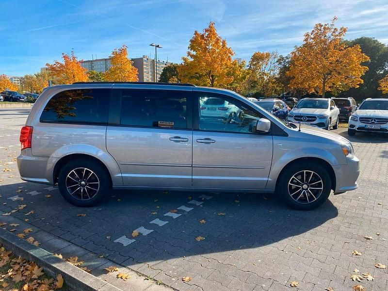 Gebraucht 2017 Dodge Grand Caravan 287 PS Van / Kleinbus – 10315 Berlin ...