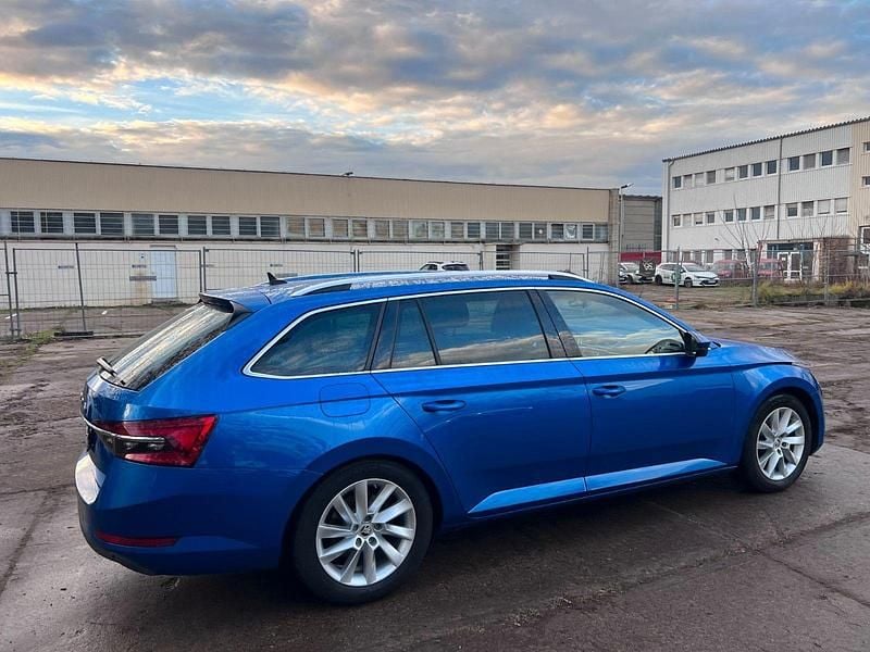 Gebraucht 2023 Skoda Superb Premium Edition 150 PS Kombi – 16321 ...