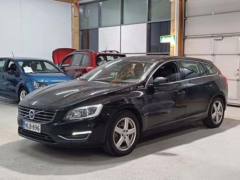 Käytetty 2017 Volvo V60 Summum 220 HP Farmari – 15680 Lahti ...