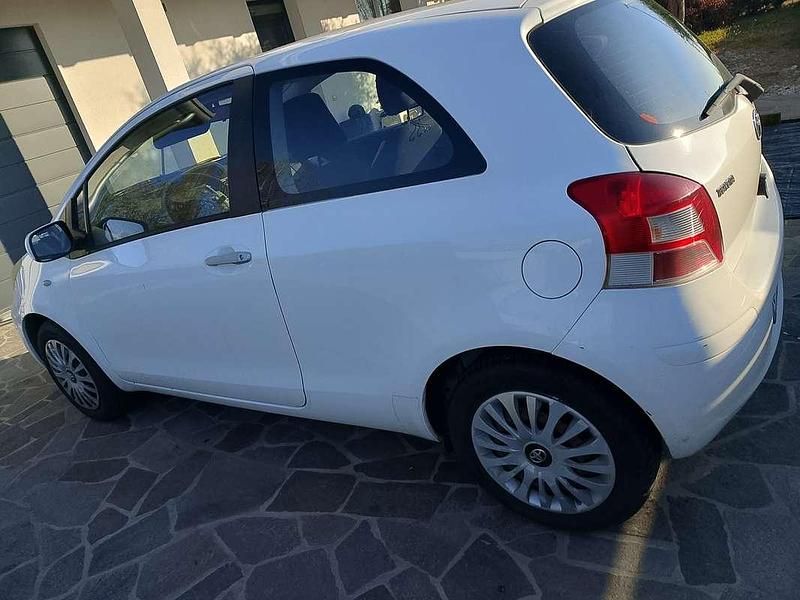 Usata 2010 Toyota Yaris Sol 69 CV Tre volumi – 44124 Ferrara (Privato ...