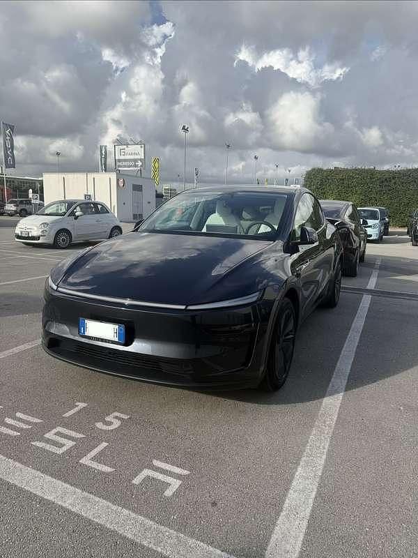 Usata 2025 Tesla Model Y Long Range AWD 243 CV SUV – 81100 Caserta ...