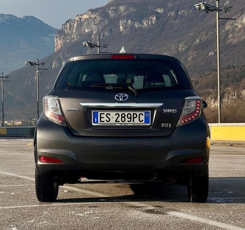 Usata 2013 Toyota Yaris Hybrid Lounge 74 CV Tre volumi – Trentino-Alto ...