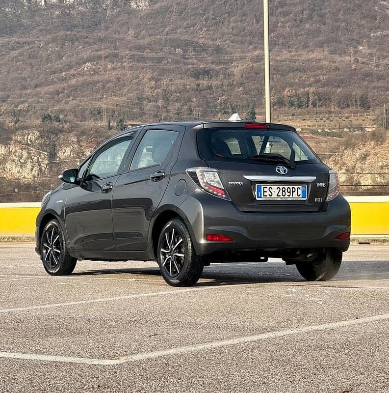 Usata 2013 Toyota Yaris Hybrid Lounge 74 CV Tre volumi – Trentino-Alto ...