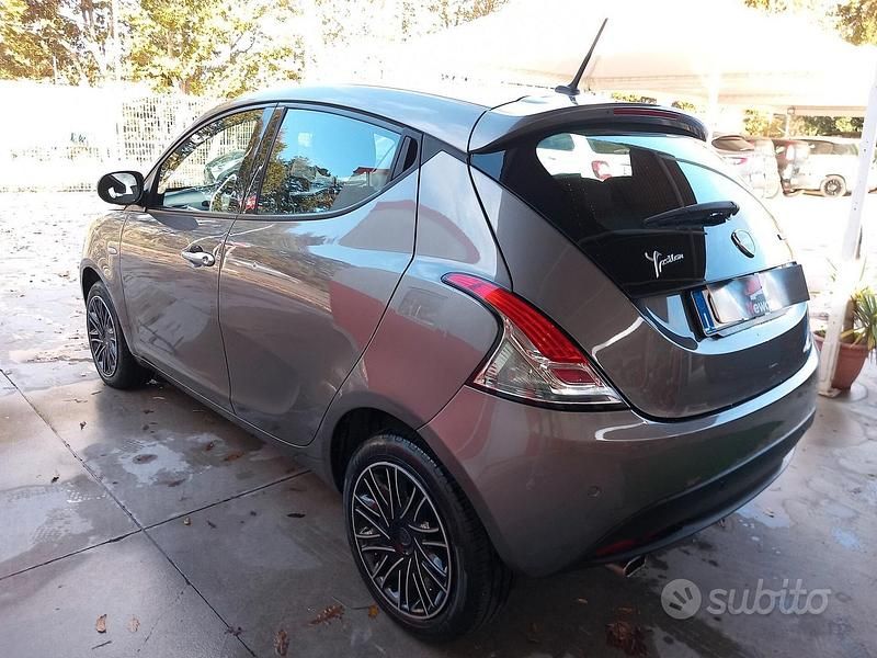 Usata 2023 Lancia Ypsilon Gold 69 CV Due volumi – 00042 Anzio (RM ...