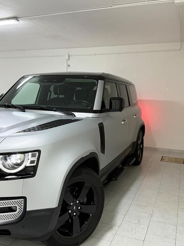 Usata 2020 Land Rover Defender First Edition 240 CV Station wagon ...