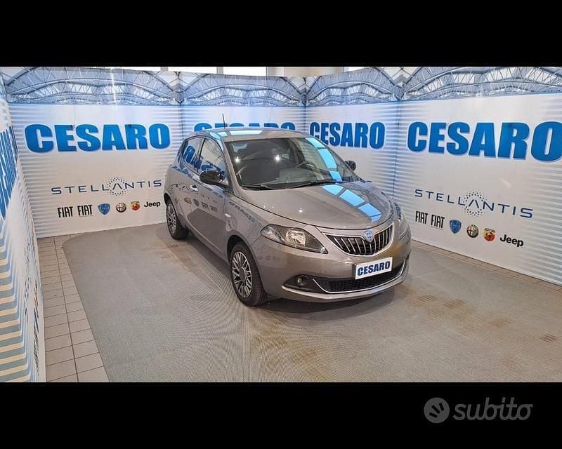Usata 2023 Lancia Ypsilon Gold 69 CV Due volumi – 11026 Pont-Saint ...