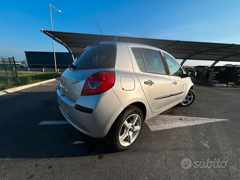 Usata 2008 Renault Clio II Tre volumi – Marche (Privato) – 2100 € (Buon ...