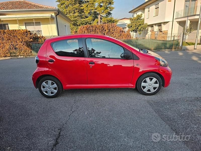 Usata 2011 Toyota Aygo Connect Style 67 CV Due volumi – Veneto ...