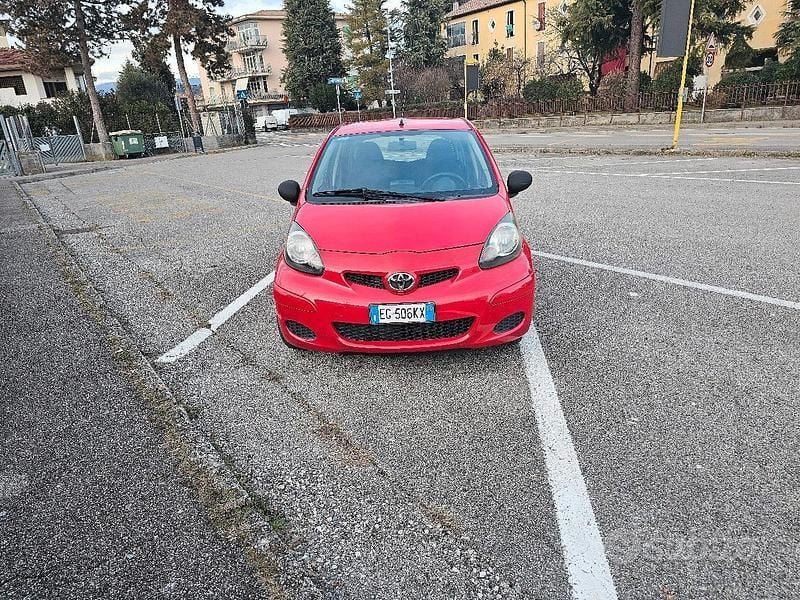 Usata 2011 Toyota Aygo Connect Style 68 CV Due volumi – 31015 ...
