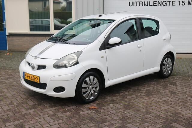 Gebruikt 2009 Toyota Aygo X-cite 68 PK Hatchback – 1394 PC Nederhorst den berg (Dealer) – € 3. ...