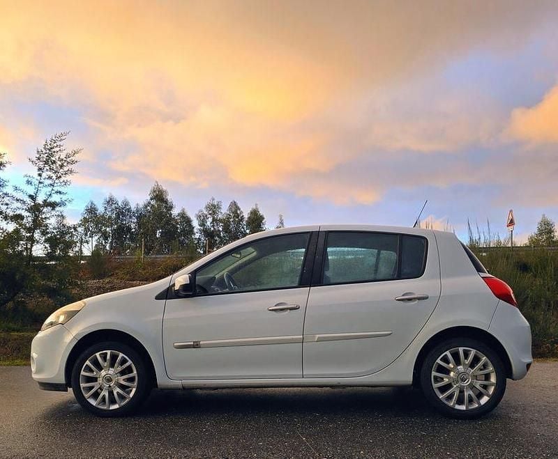 Usado 2010 Renault Clio II Sedan – Aveiro (Privado) – € 4.300 (Preço ...