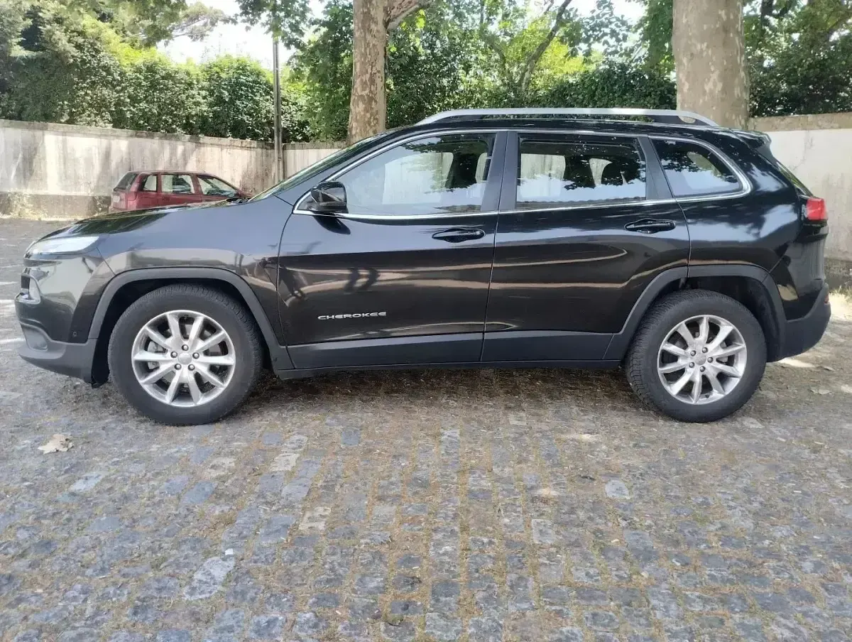 Usado Jeep Cherokee Longitude 140 HP (2014) em Porto - € 13.700 | AutoUncle