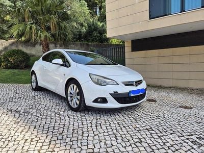 Opel Astra GTC do ano 2012 – Confira preços de 6 carros usados