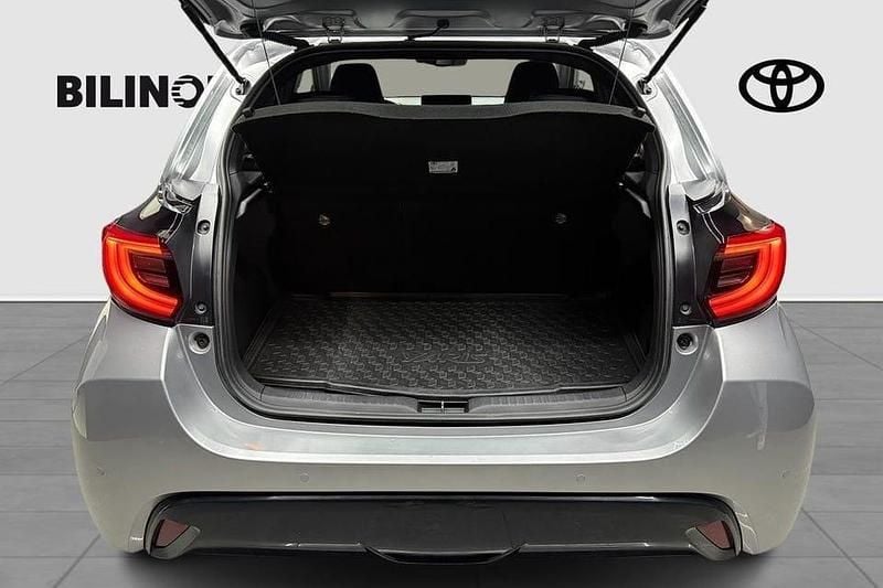 Begagnad 2024 Toyota Yaris Hybrid Style 132 HK Halvkombi – Västerbotten ...