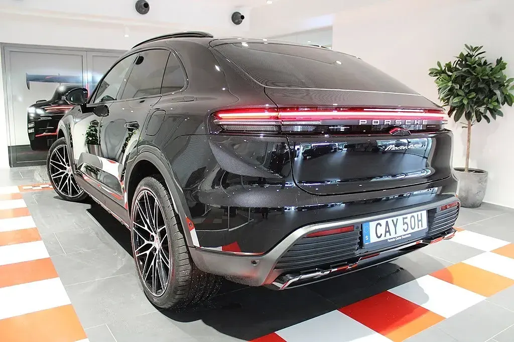 Ny Porsche Macan 449 HK (2026) i , SEGELTORP - 1 305 800 kr | AutoUncle