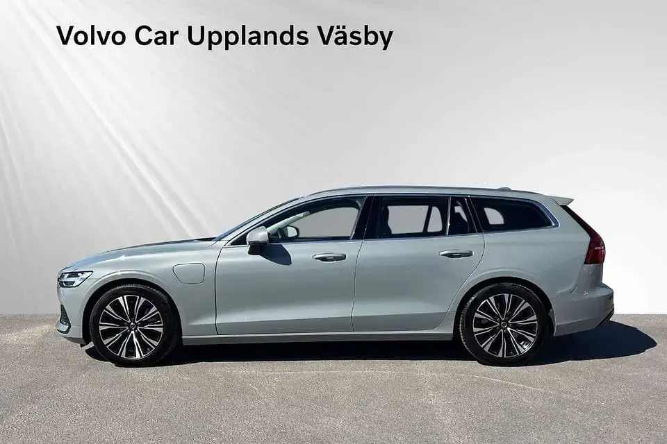 Begagnad Volvo V60 Core 350 HK (2025) i Truckvägen , Upplands Väsby ...
