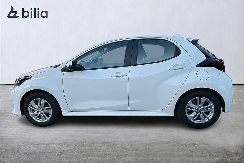 Begagnad 2022 Toyota Yaris Hybrid Active 117 HK Halvkombi – Stockholm ...