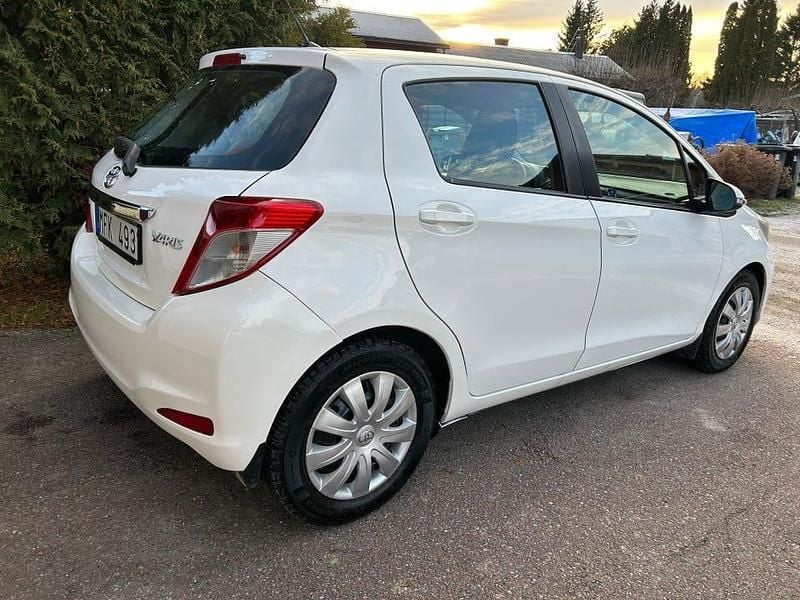 Begagnad 2012 Toyota Yaris 99 HK Halvkombi – 78472 Borlänge (Företag ...