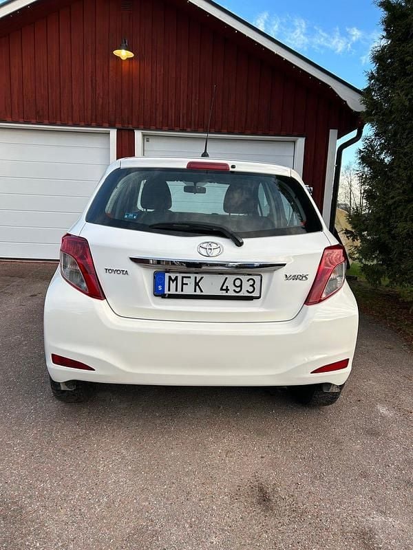 Begagnad 2012 Toyota Yaris 99 HK Halvkombi – 78472 Borlänge (Företag ...