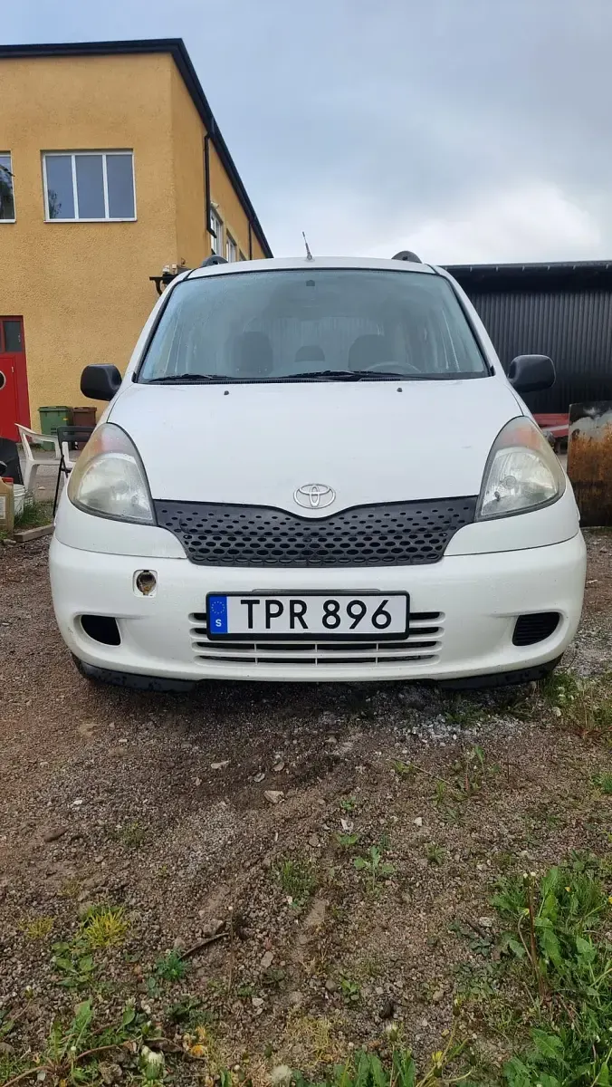 Begagnad Toyota Yaris 86 HK (2002) i Örebro - 16 000 kr | AutoUncle