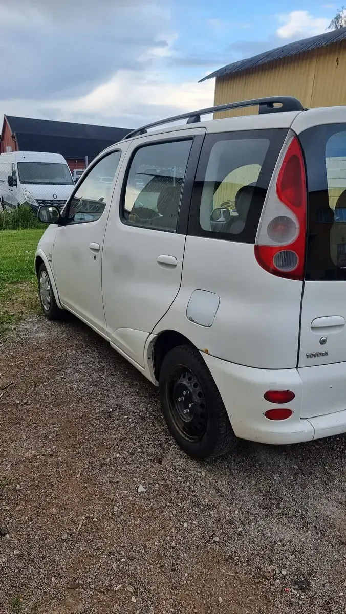 Begagnad Toyota Yaris 86 HK (2002) i Örebro - 16 000 kr | AutoUncle