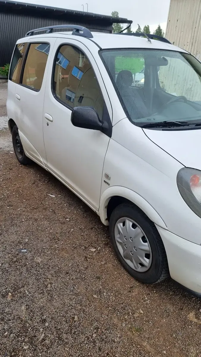 Begagnad Toyota Yaris 86 HK (2002) i Örebro - 16 000 kr | AutoUncle