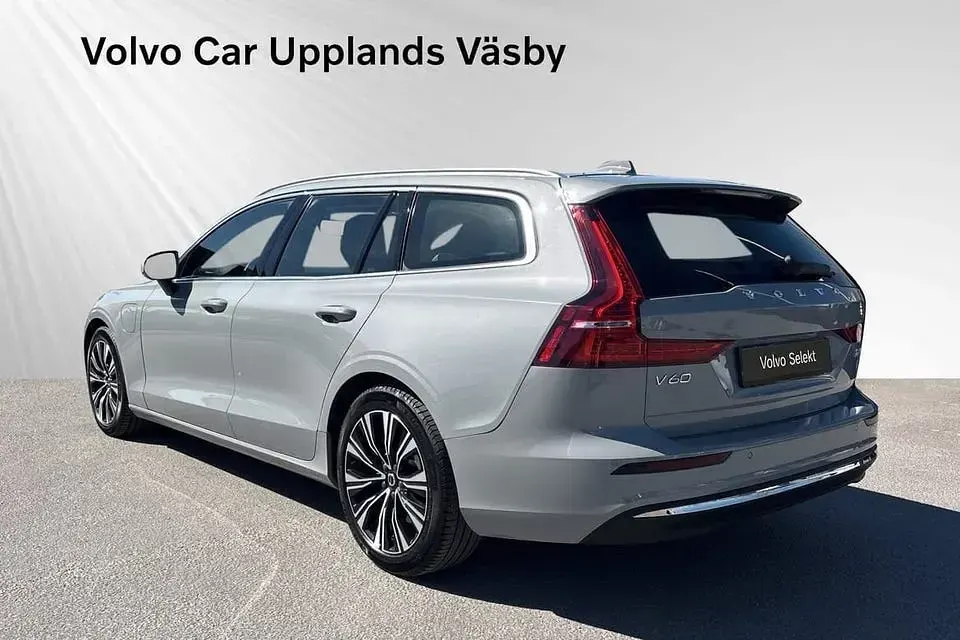 Begagnad Volvo V60 Core 350 HK (2025) i Truckvägen , Upplands Väsby ...