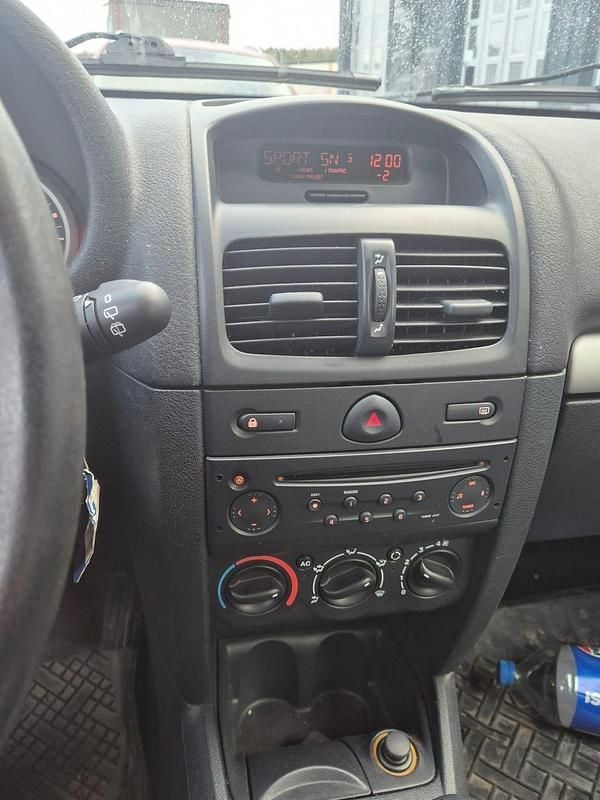 Begagnad 2004 Renault Clio II 75 HK Halvkombi – 74970 Fjärdhundra ...