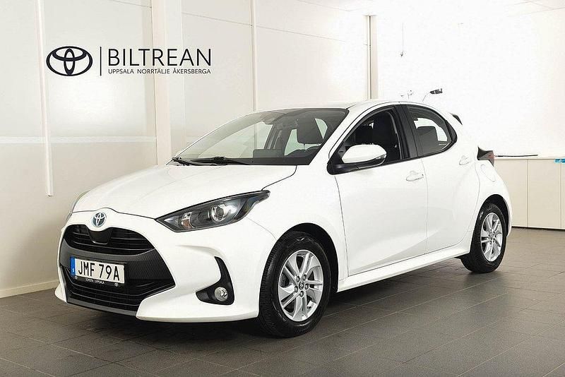 SÅLD Begagnad 2022 Toyota Yaris Hybrid Active 116 HK Halvkombi – 75454 ...