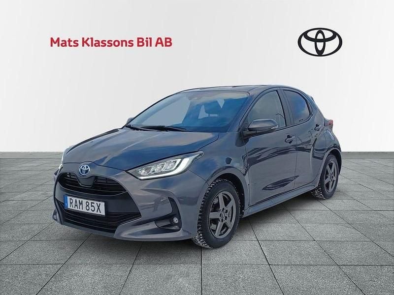 Begagnad 2023 Toyota Yaris Hybrid Active 117 HK Halvkombi – 52337 ...