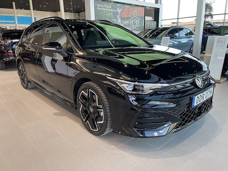 Ny VW Golf VIII R-line Edition (2026) i ÅKERSBERGA - 499 800 kr | AutoUncle